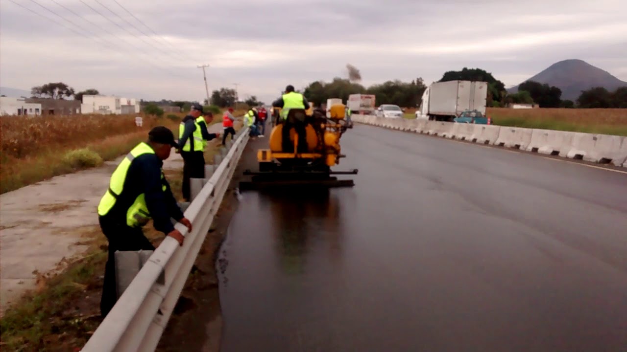 APLICANDO LIQUID ROAD EN JALISCO CON EQUIPO SP 300 DE SEALMASTER - YouTube