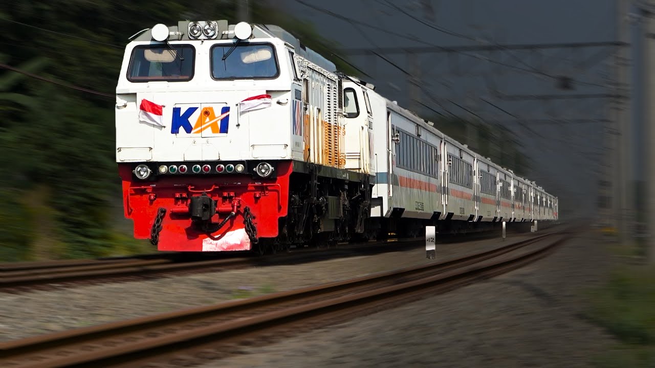 Hunting Kereta Api Bawa Bendera Merah Putih - YouTube