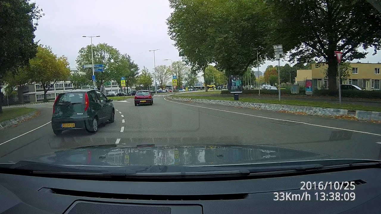 Utrecht - ideale lijn over de rotonde zonder richting aangeven - YouTube