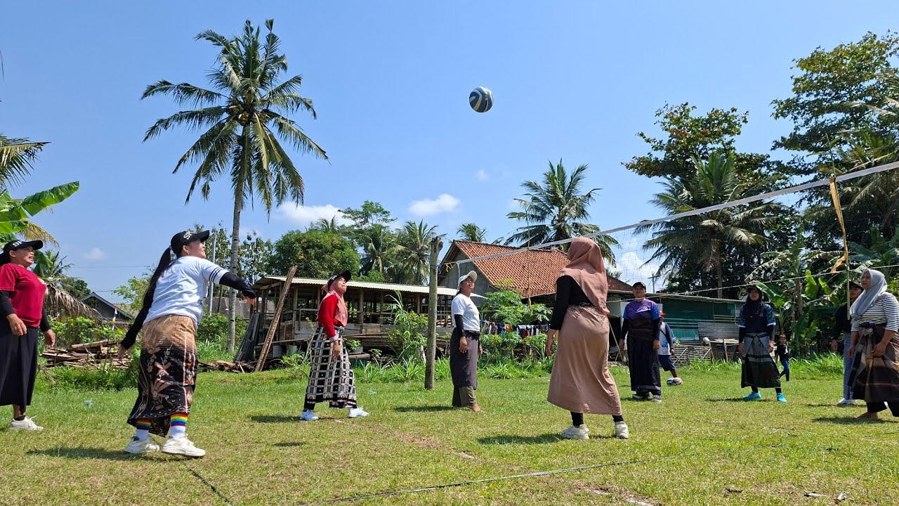 Lomba Volly Perempuan Pake Sarung - YouTube