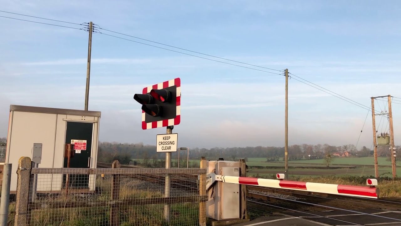 A cold afternoon session at Pirton Level Crossing (Worcestershire) 27 ...