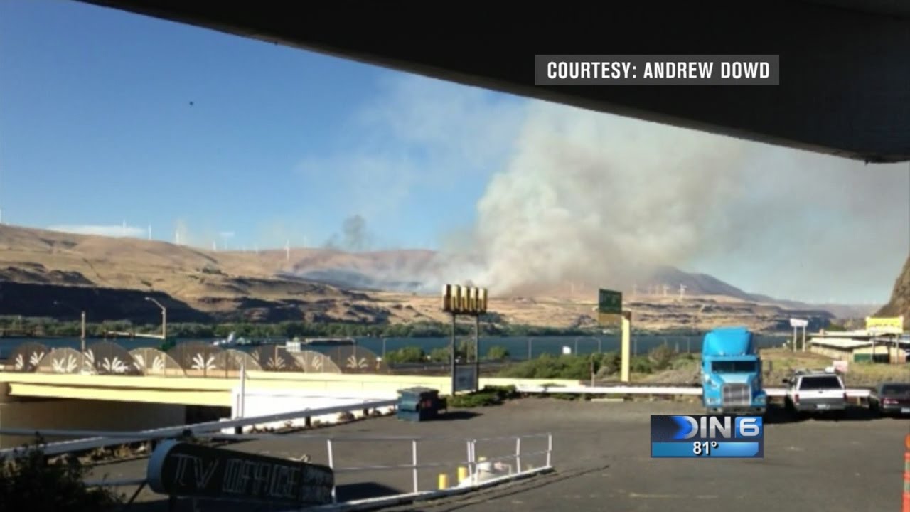 Grass fire closes 2 highways near Goldendale - YouTube
