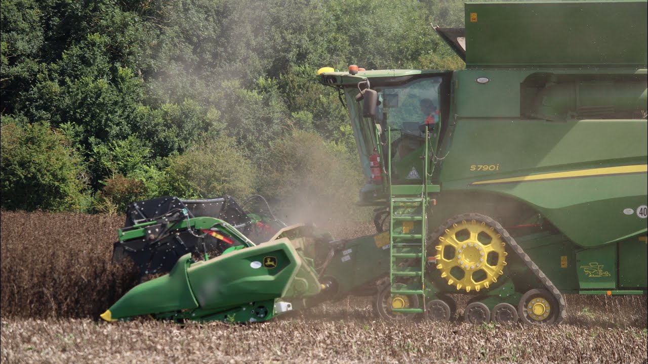 Combining Beans With The John Deere S790i - YouTube