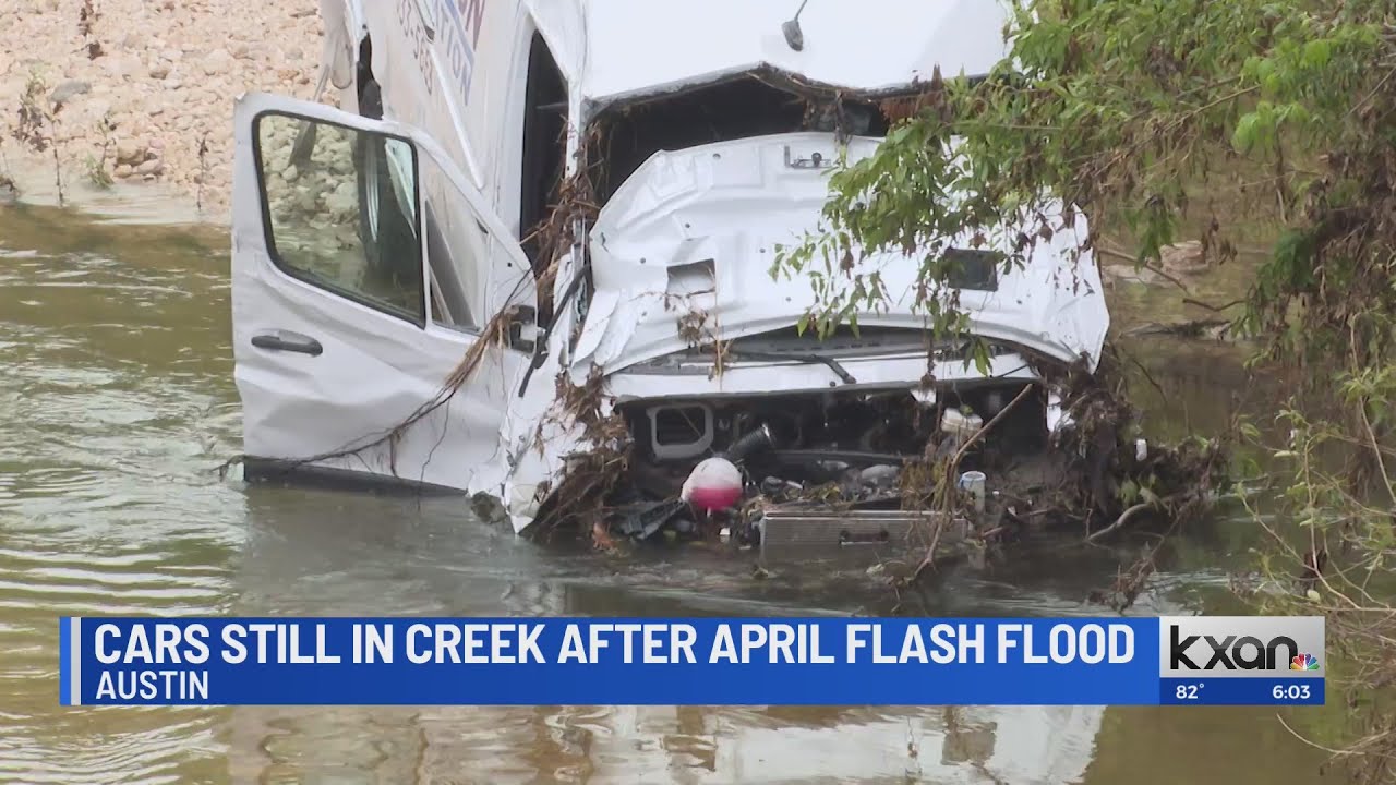 Flash flood washes vehicles into Walnut Creek - YouTube