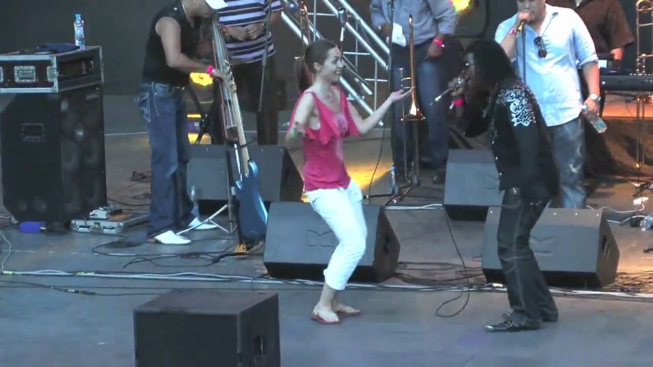 Los Van Van - rusa baila Yambú - YouTube