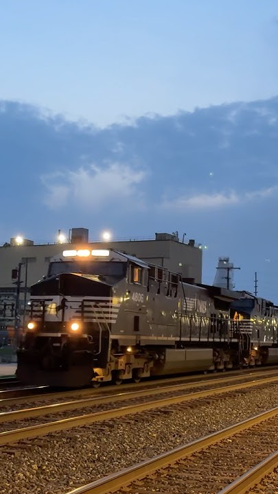 NS 4806 rolls a Manifest past Hammond Whiting IN - YouTube