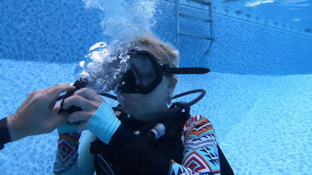 Emergency training during a pool dive for scuba training. - YouTube