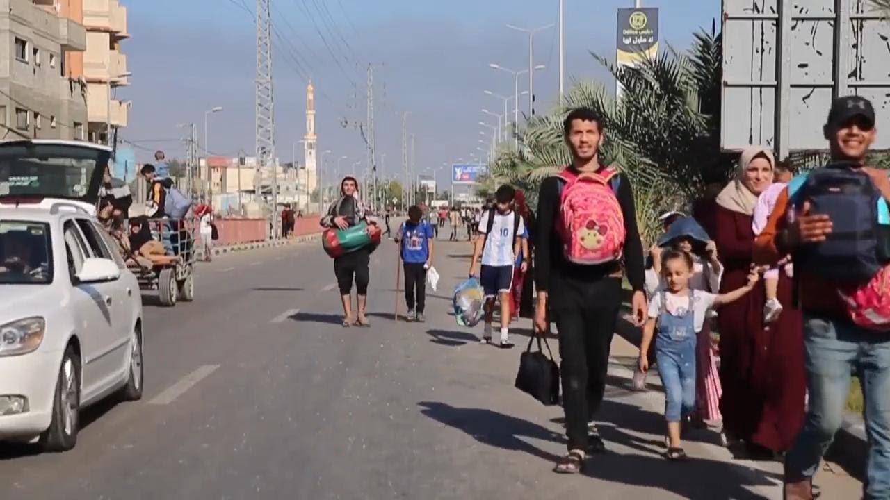 Caravan of Palestinian evacuees walk south within Gaza to try to escape ...