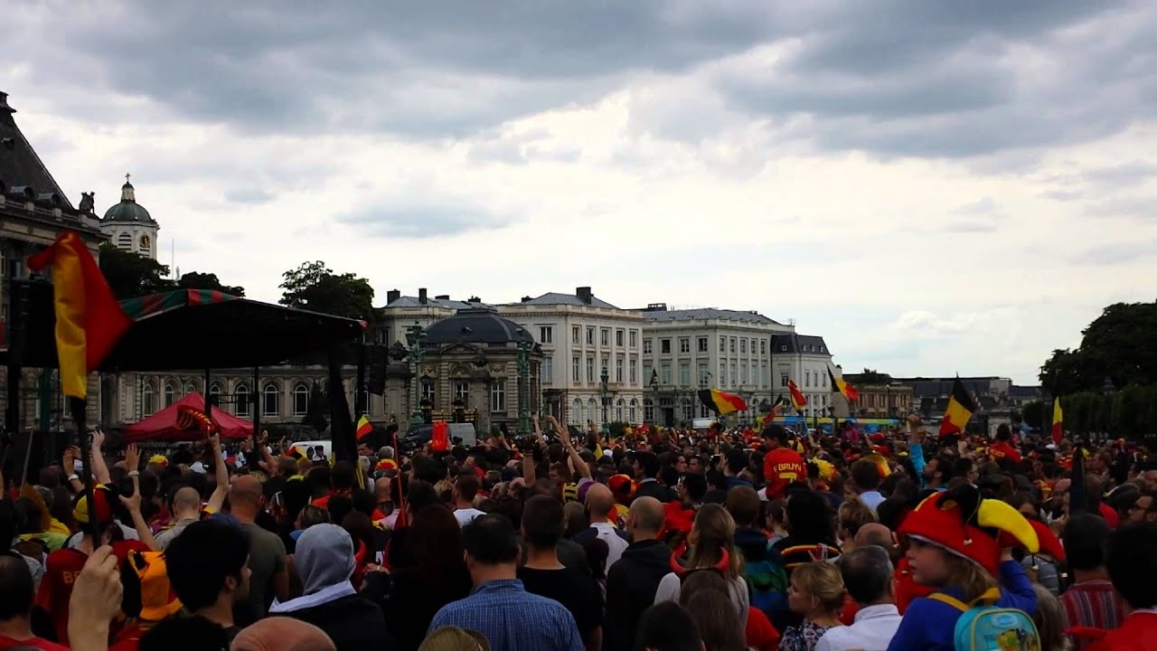 Ovation aux Diables Rouges de retour en Belgique - YouTube