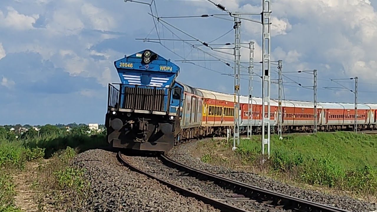 Diesel Train on Dangerous Curve | 12421 Nanded - Amritsar SF Express ...
