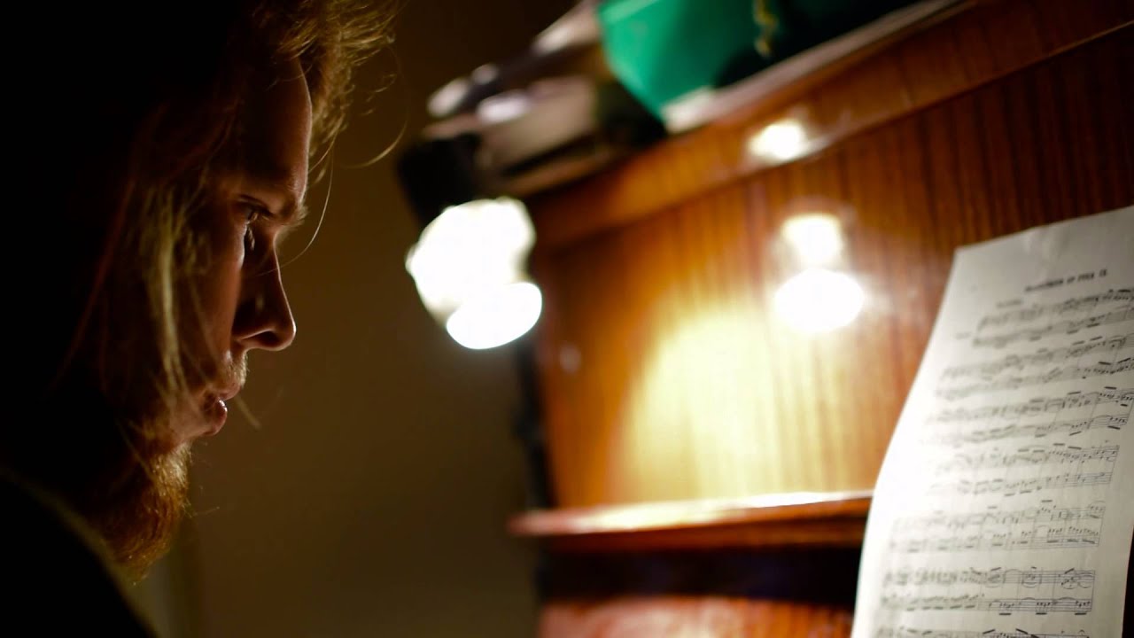 Nikon D3300 low light performance - YouTube