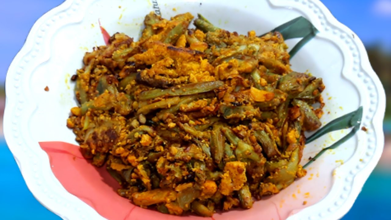 মাছের ডিম দিয়ে কচুর লতির দুর্দান্ত একটা রেসিপি । kochur loti diye ...