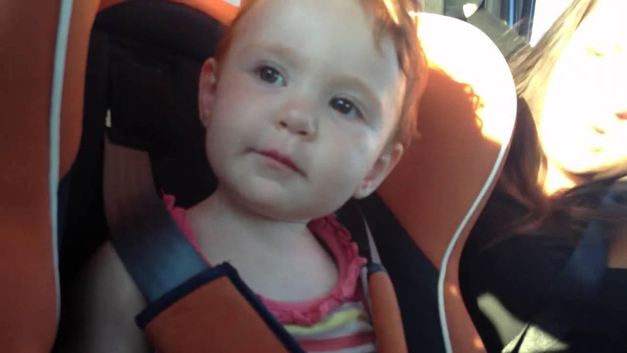 Giulia e Livia che ballano in auto - YouTube