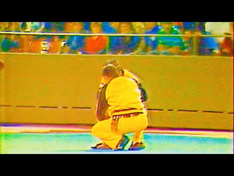 John Milner makes a courageous catch - YouTube