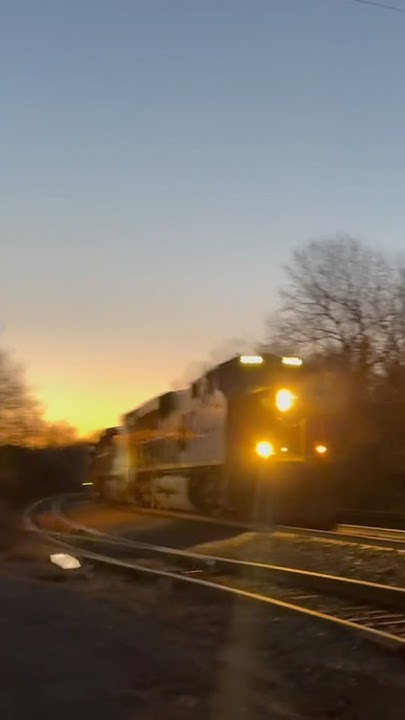 CSX 3199 ES44AH leads CSX M404 with a nice sunset in the background through Piscataway,NJ! - YouTube