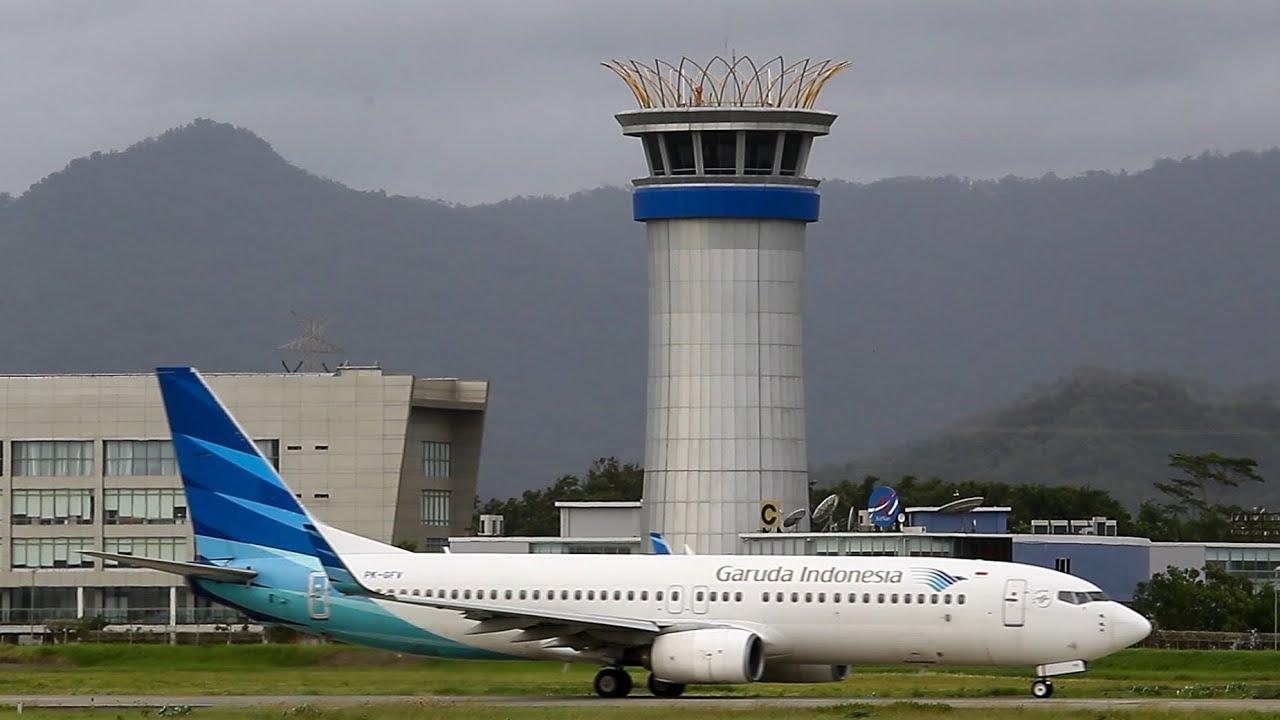 Keren Viewnya ! Pesawat Garuda Indonesia PK-GFV Landing & Take Off di ...