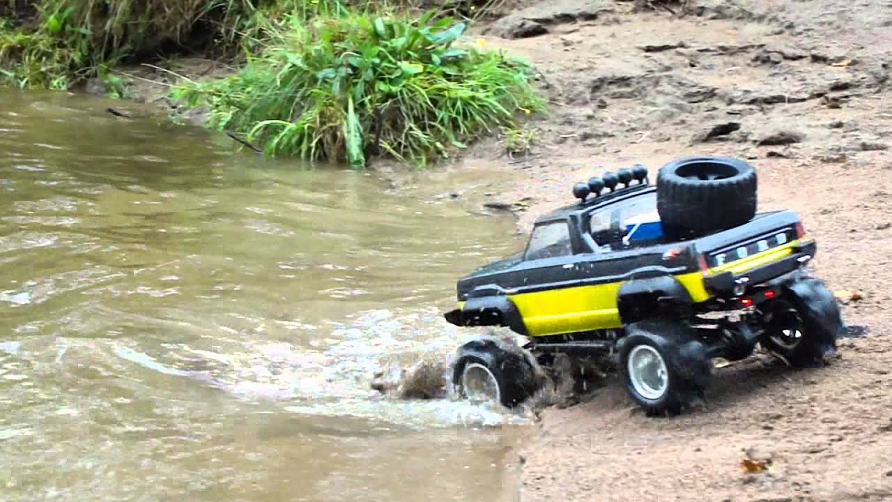 RC TRAIL AXIAL SCX10 FORD F100 PADDLE TIRES IN WATER & SAND - YouTube
