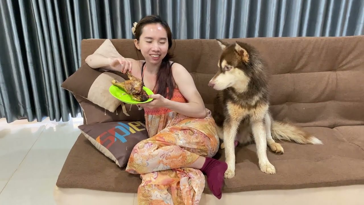 Aww!! Kwan SUPER PRANK TOTO again,Kwan eating favorite food in front ...