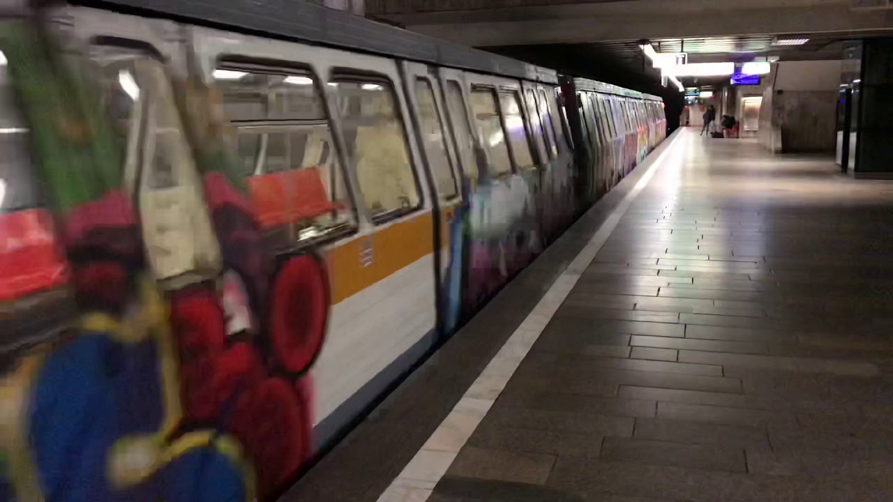 Metrou vechi de tip IVA in stația Basarab - YouTube