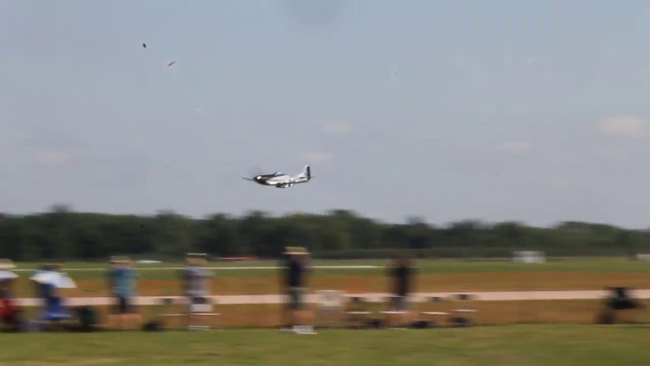 Thunder Over Michigan 2019 Sunday morning P-51 passes - YouTube