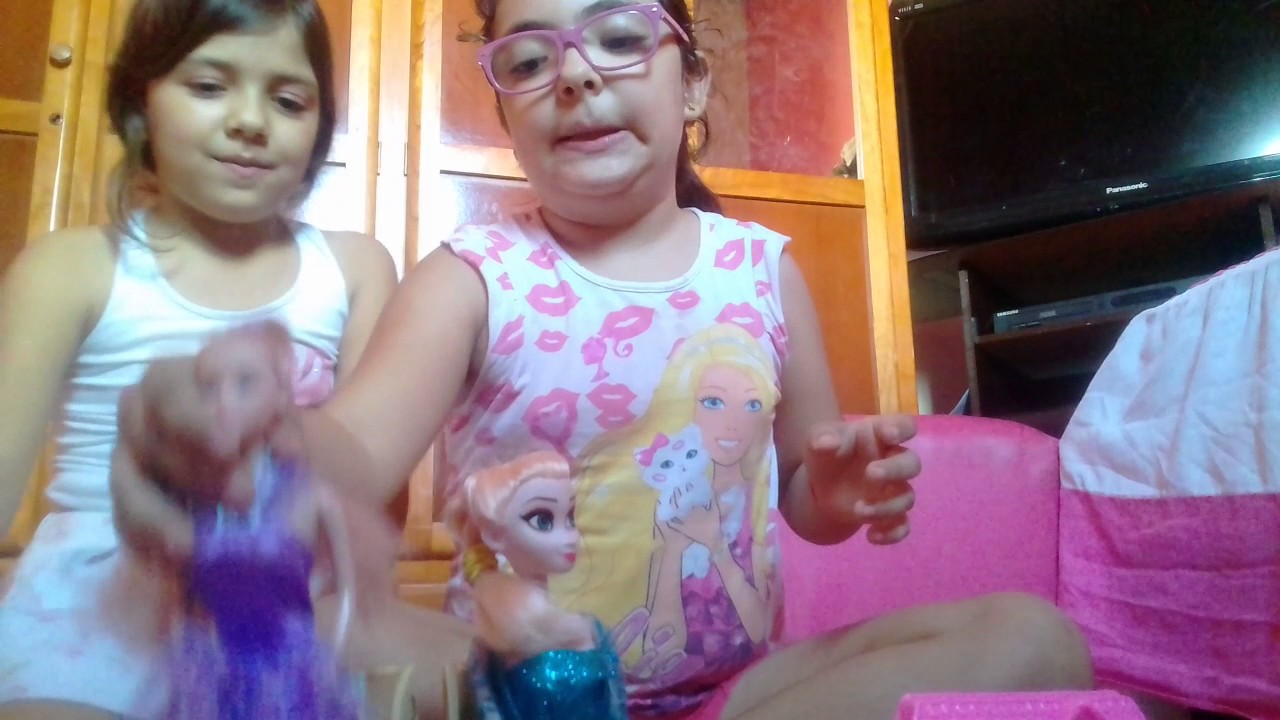 Brincando com as bonecas - YouTube