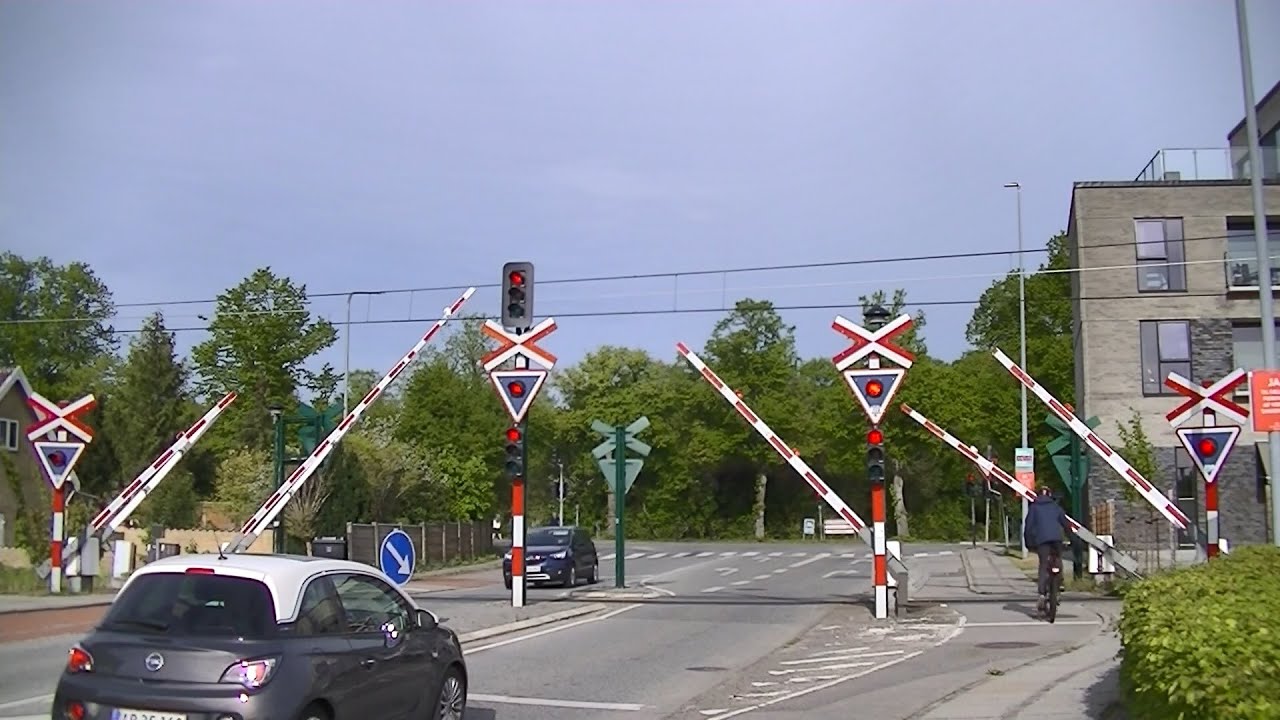 Spoorwegovergang Odder (DK) // Railroad crossing // Jernbaneoverskæring ...