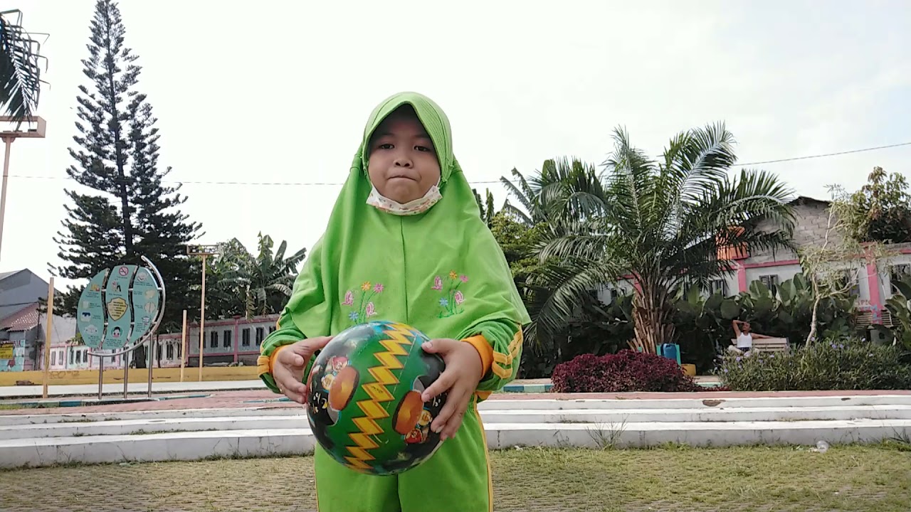 Contoh Gerakan Dasar Melempar dan Menangkap - SD Junika - YouTube