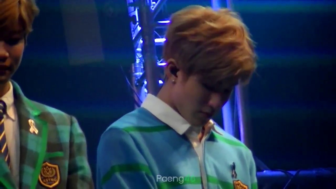 Astro jinjin crying in their thailand showcase - YouTube