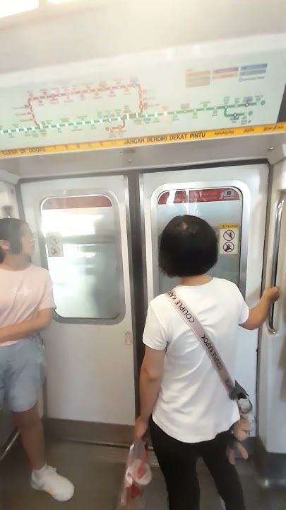 [SLIGHTLY VIOLENT DOORS] SMRT KHI C151 091/092 arriving Kallang MRT #shorts - YouTube