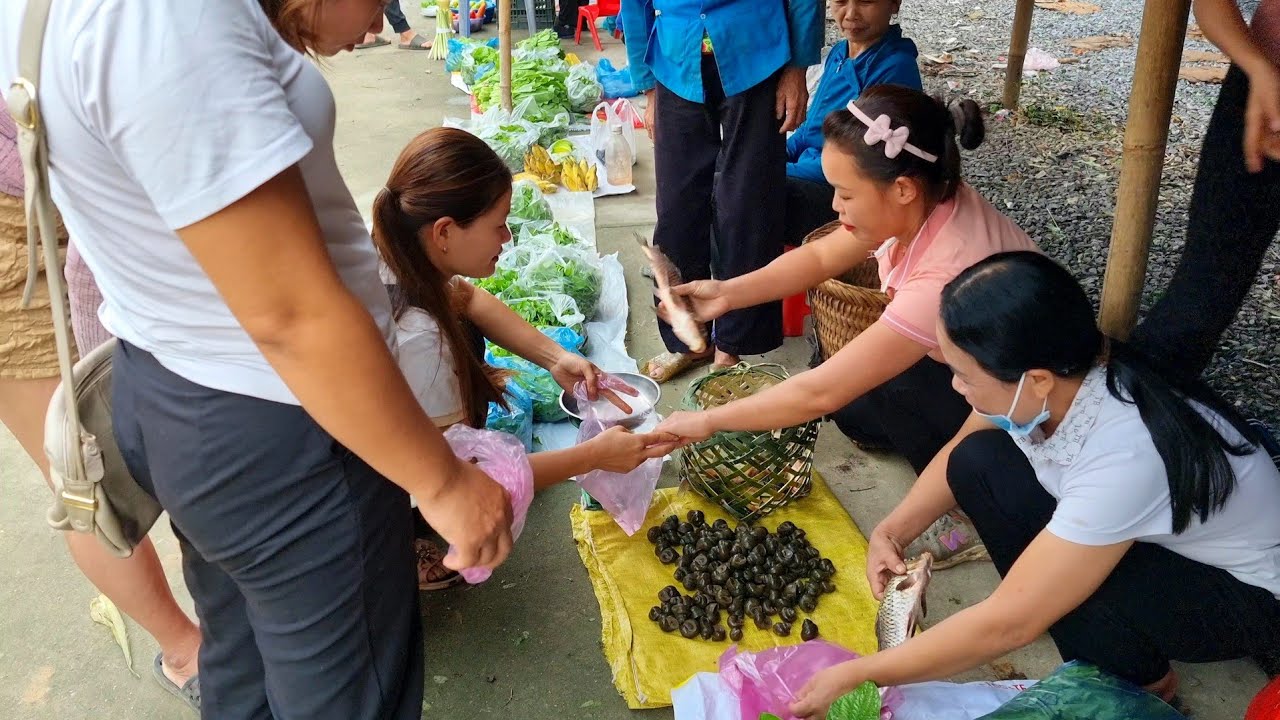 Building bamboo rafts, catching snails, fishing, going to the market to ...