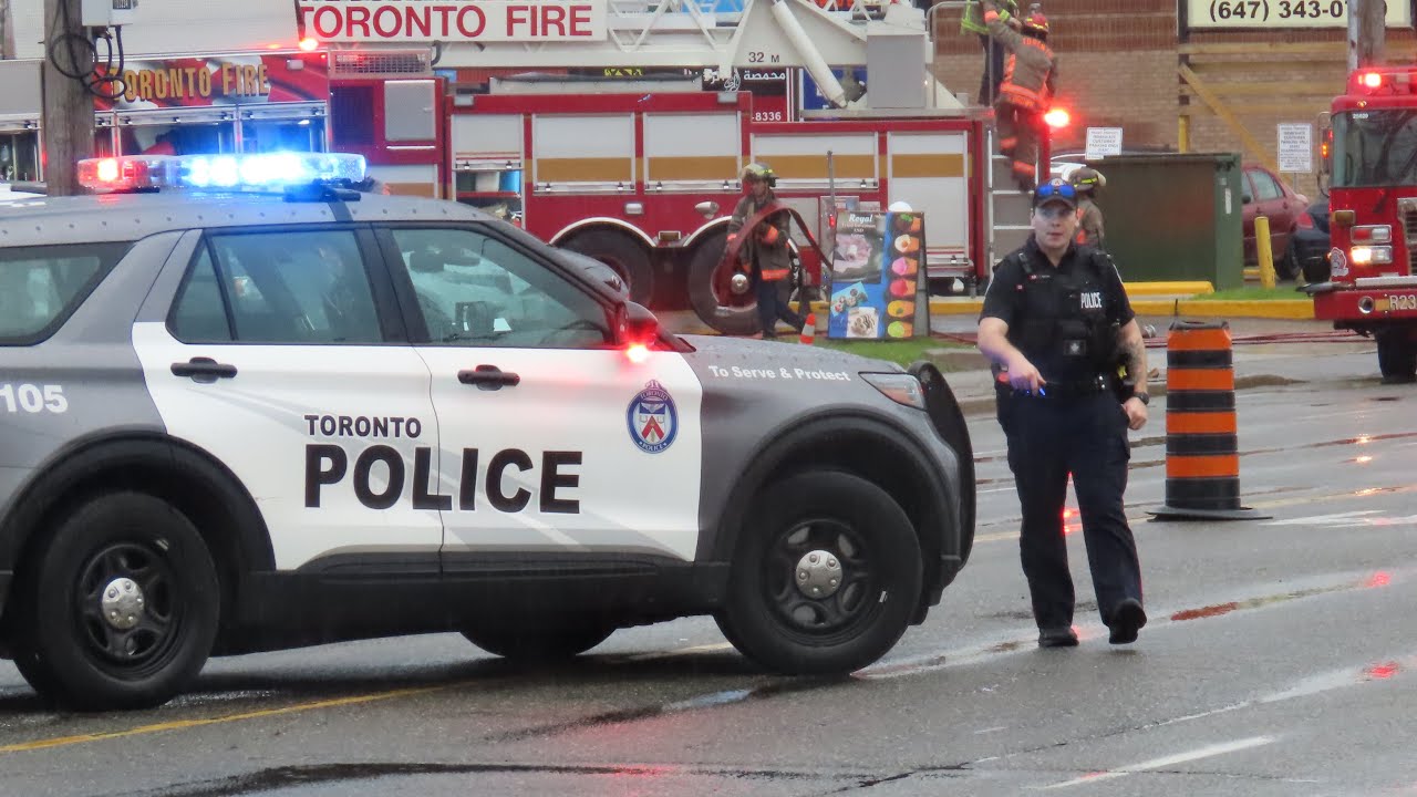 Toronto Police On The Scene: Lawrence Ave East Emergency! - YouTube