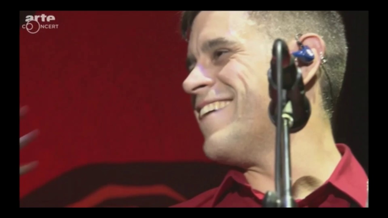 Billy Talent - Crowd sings Happy Birthday for Jon - YouTube