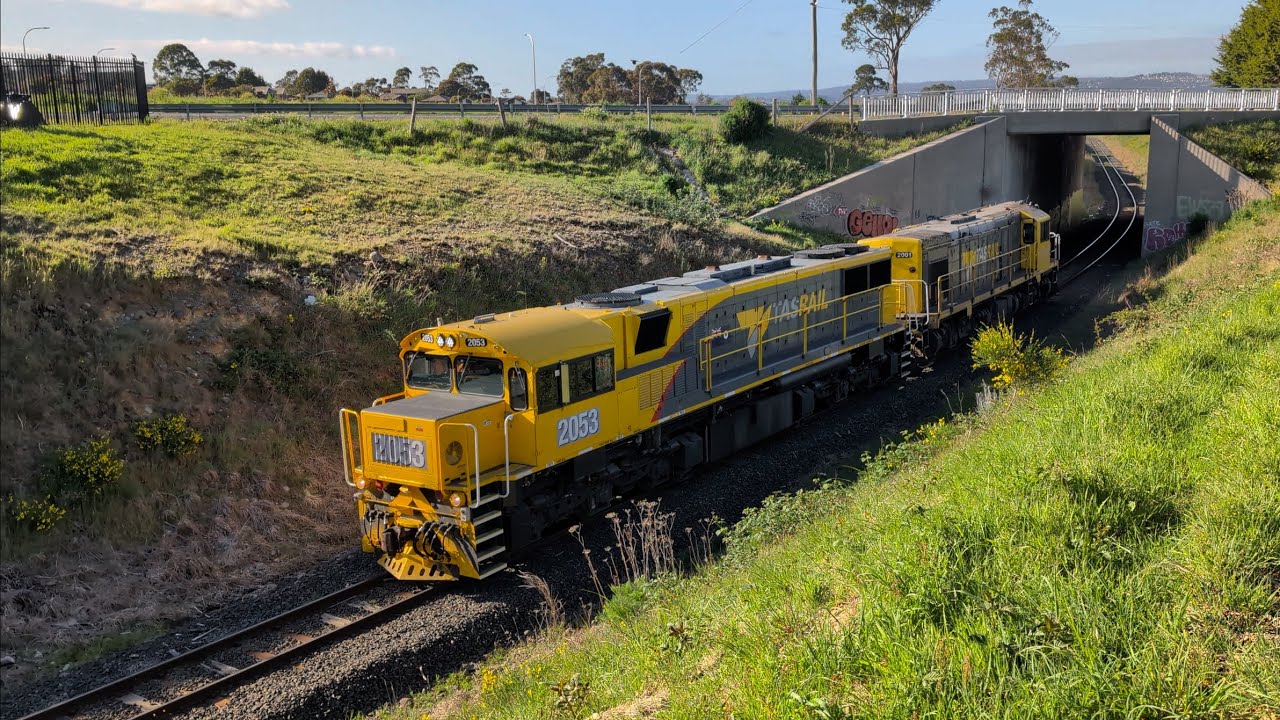 TasRail 2053 2001 Light engines passing through Rocherlea - YouTube