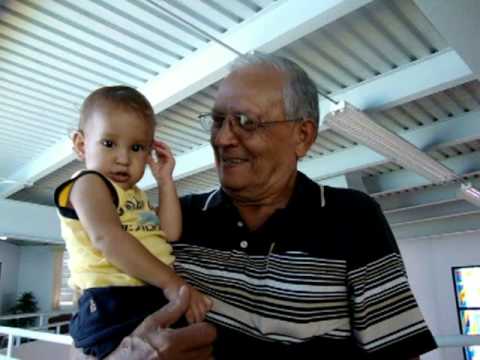 Abuelos juegan con nieto/ Grandfathers play with grandchild