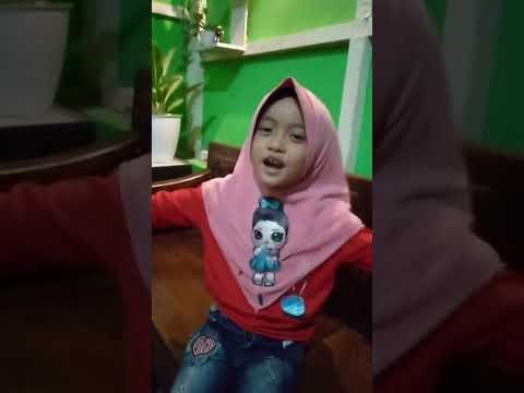 FARAHNY DEA AYUNI 1A/11 menyanyikan lagu\