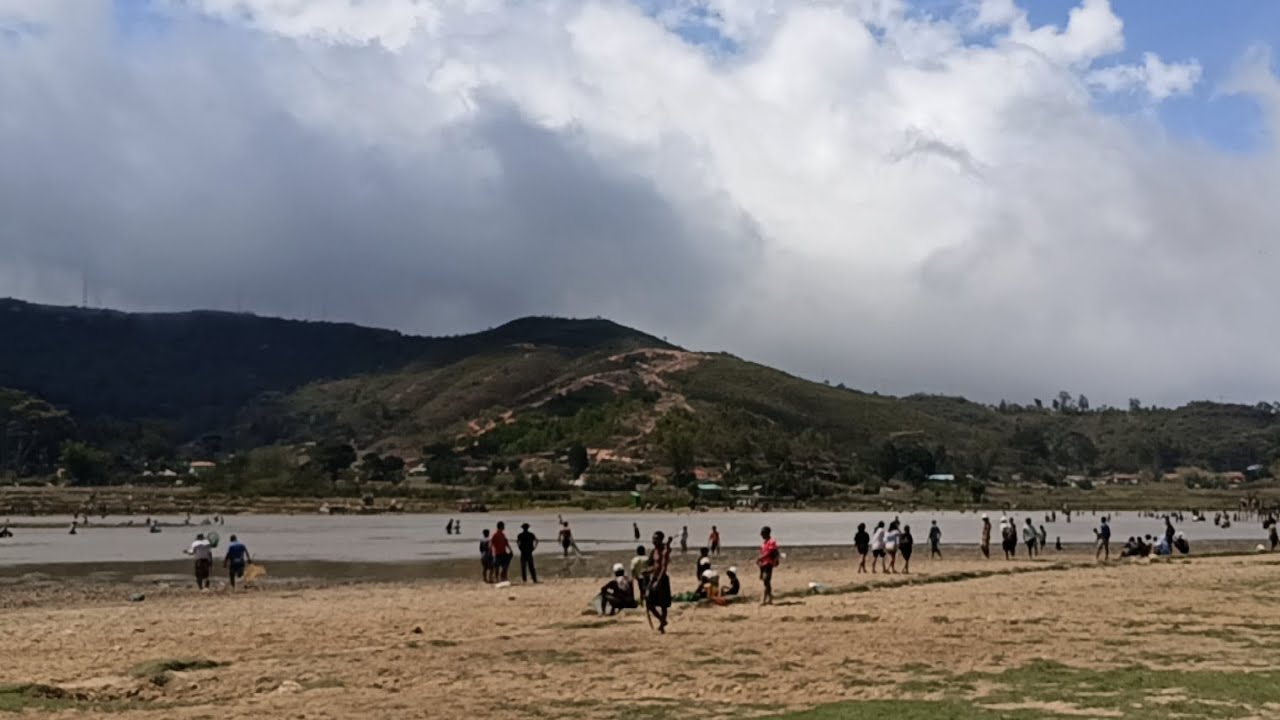 KOMUNIDADE AILEU KOLLETA IKAN NILA IHA LAGOA SELOI DURANTE IHA LORON ...