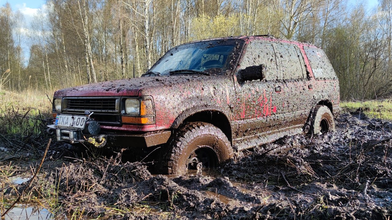 Ford Explorer and Mitsubishi Pajero 4x4 off-road at mudd - YouTube