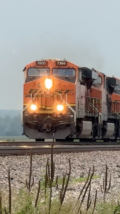 70 mph BNSF Z train!! #bnsftrains #bnsfrailway #bnsf - YouTube