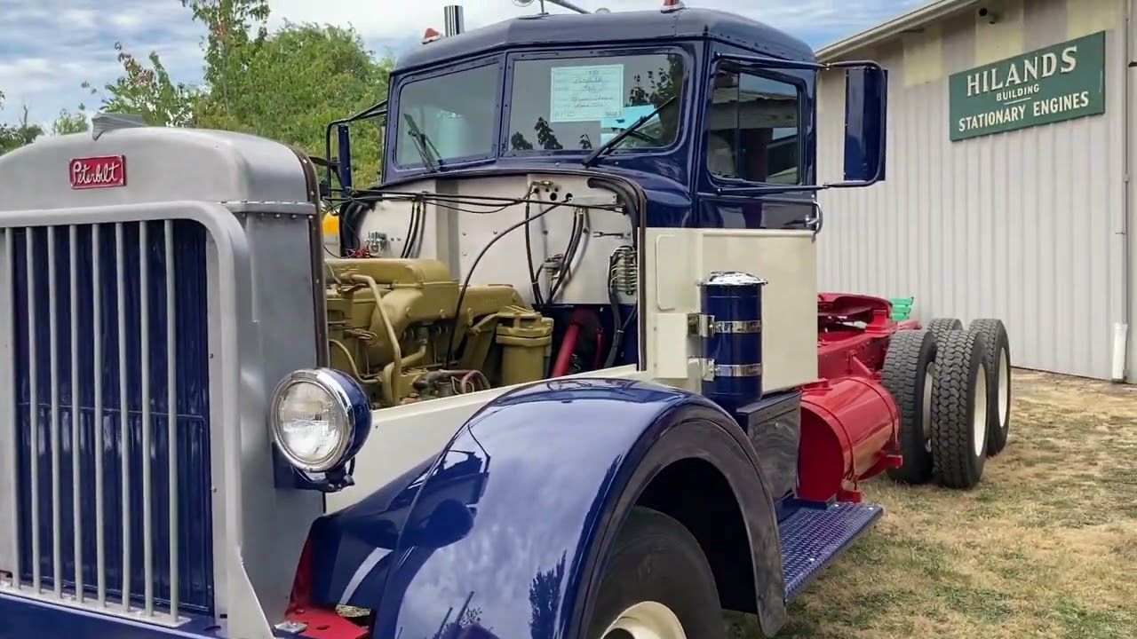 1950 Peterbuilt 350 idling and reving - YouTube