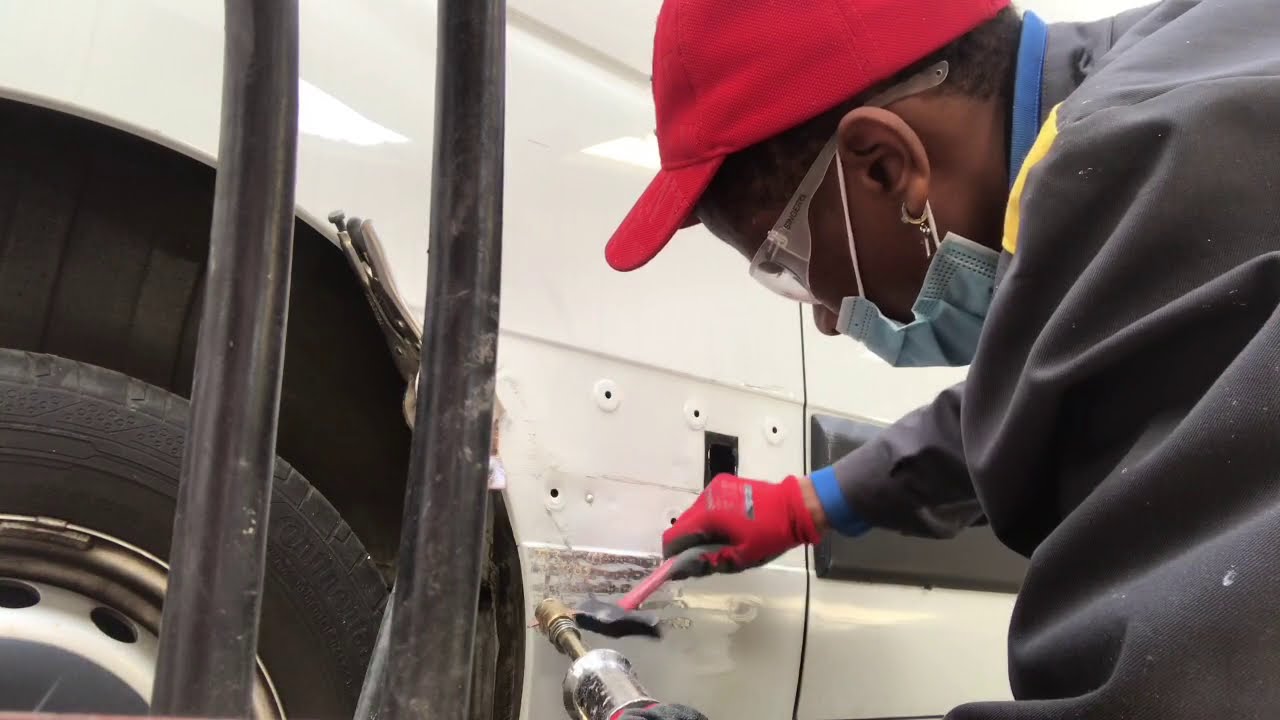 Réparation carrosserie camion - YouTube