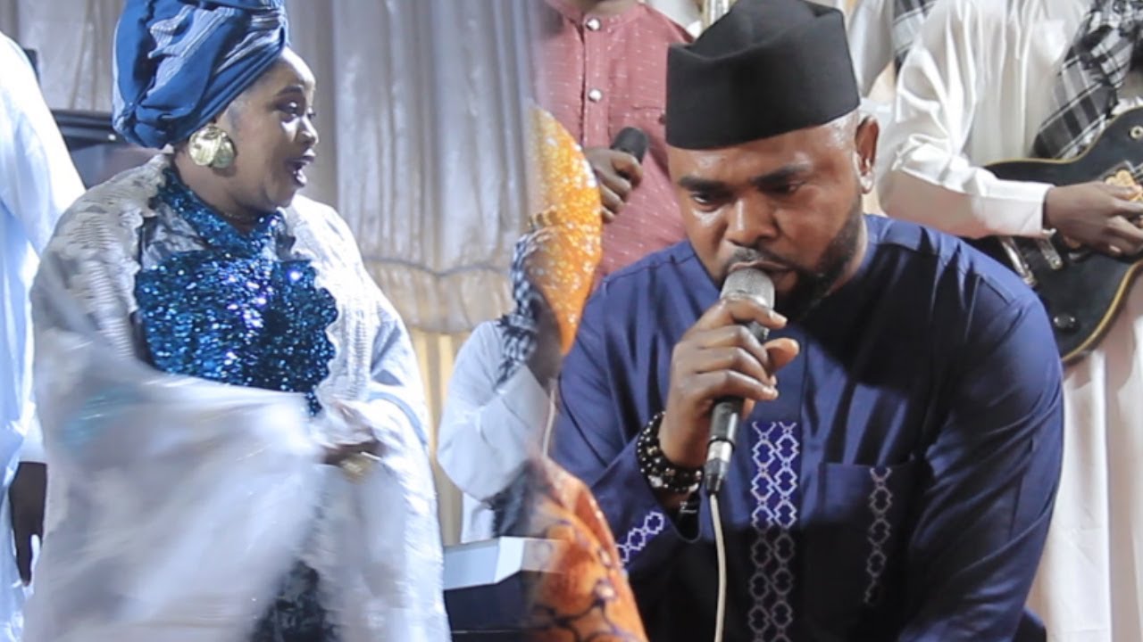 TWO ELEPHANT ON STAGE.WHO IS THE BEST BETWEEN ISLAMIC SINGER ERE ...