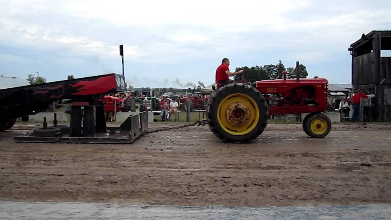 TRACTOR PULL - MASSEY 44 - YouTube