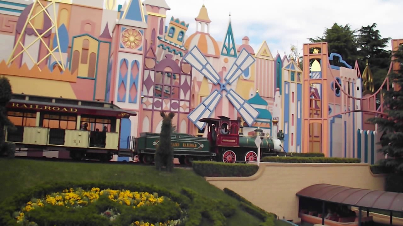 Disneyland Paris Railroad - C.K. Holiday through its a small world ...