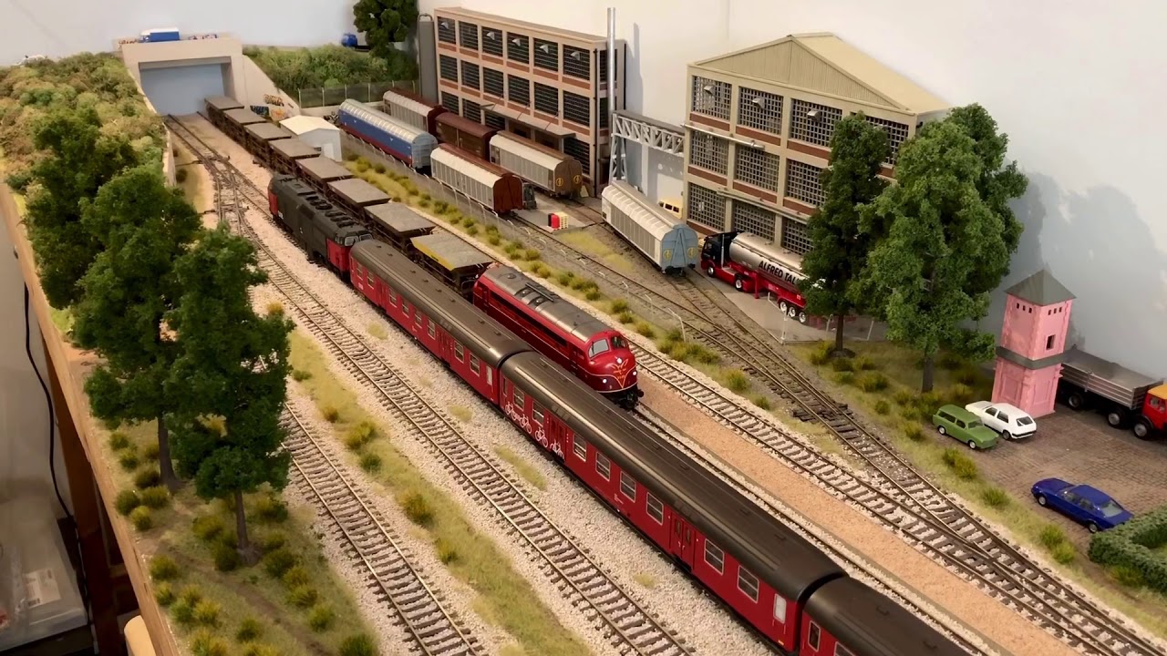 Roco DSB Nohab fitted with ESU Loksound - YouTube