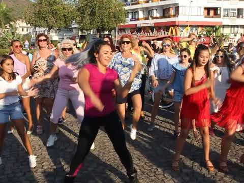 Süslü kadınlar Marmaris sokaklarında tur attı