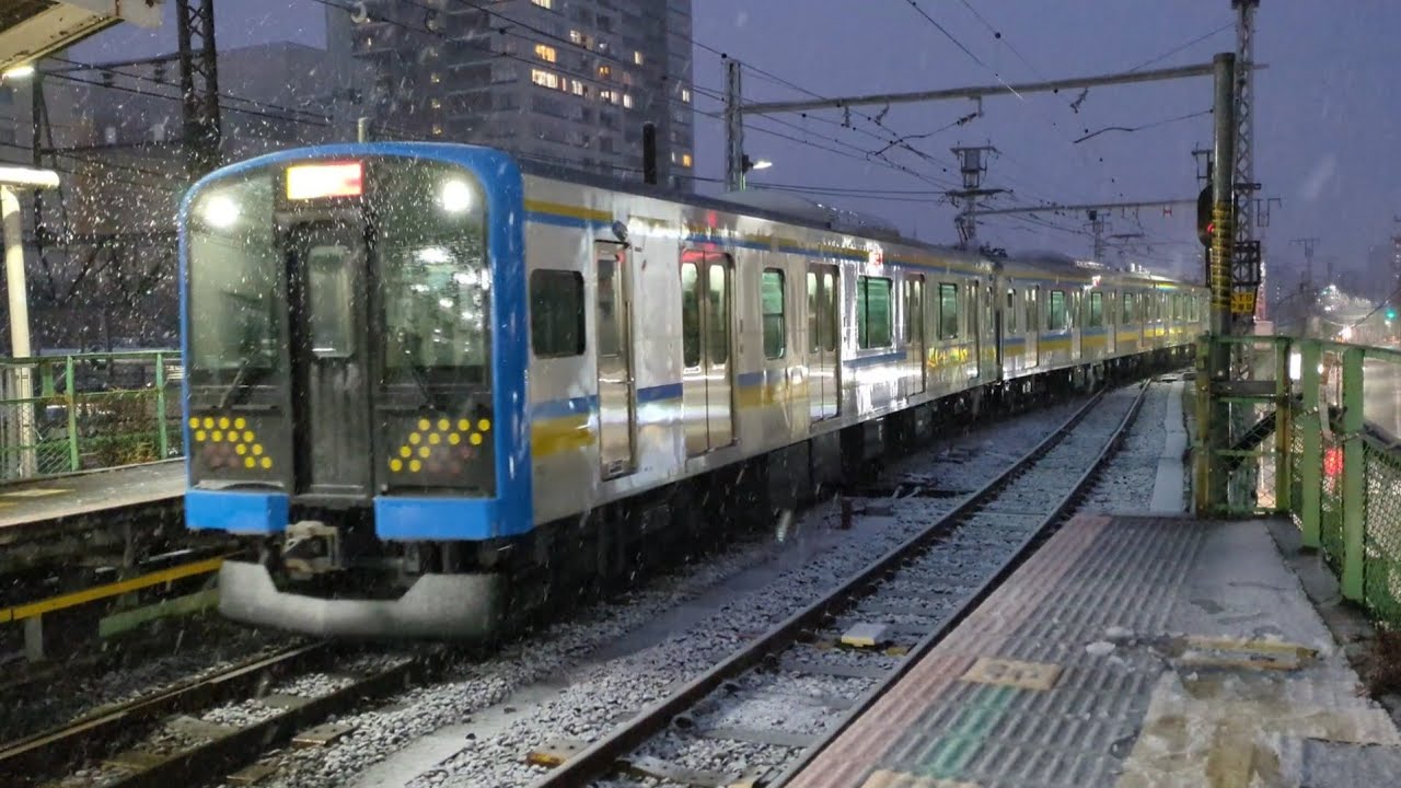 雪のE131系1000番台 T6編成 鶴見駅入線 - YouTube