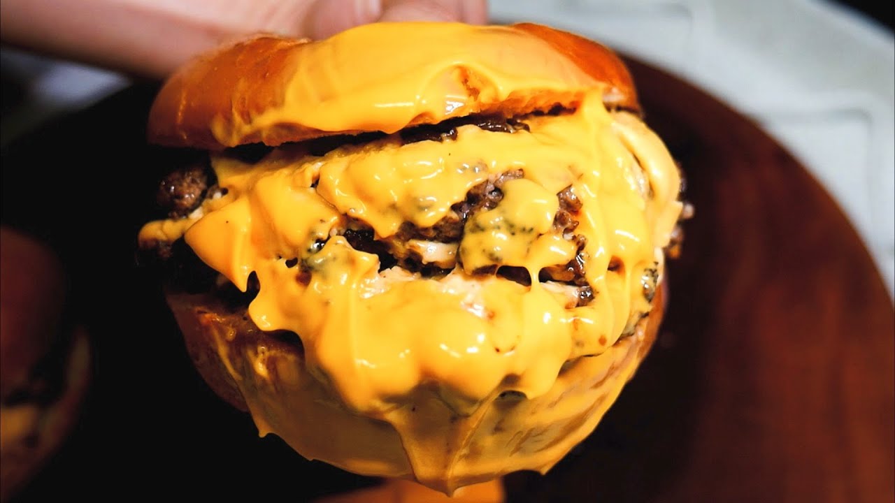 You've never eaten a burger like this! Mega double cheeseburger ...
