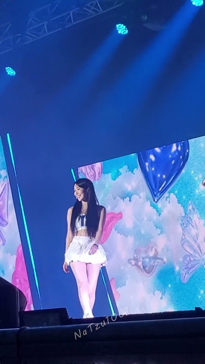 [VIVIZ] SinB Kissing at SIESTA | V.hind WORLD TOUR in HK [20240705] - YouTube