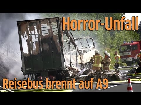 Reisebus brennt nach Unfall mit Sattelzug auf A9 bei Münchberg - 17 Personen vermisst, Verletzte