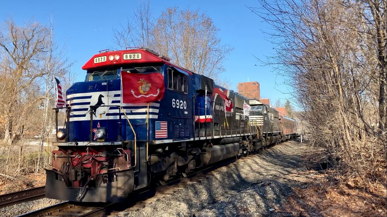 NS 975 Toys For Tots Train - YouTube